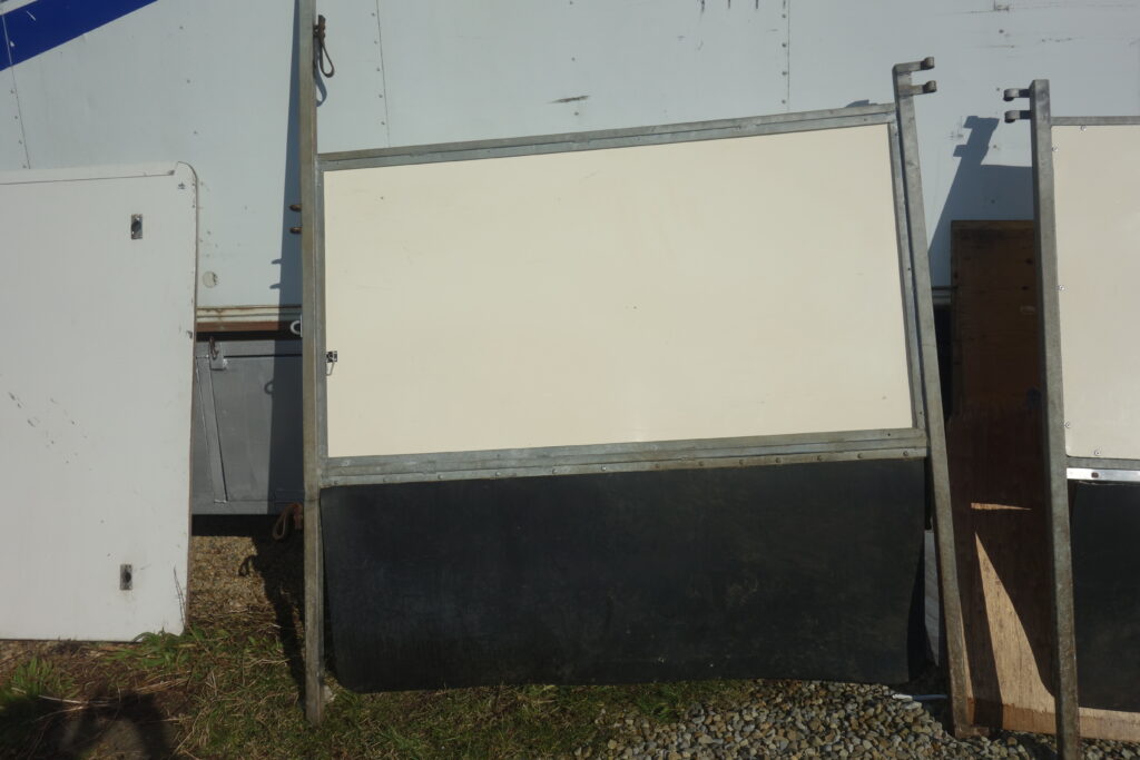 HORSEBOX PARTITION WITH RUBBER SKIRT | FUM Tools